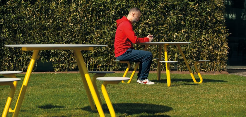 ZOID R Round table for public areas By City Design