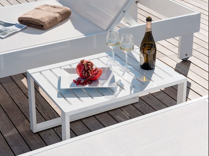 URANO Sled base aluminium garden side table By Crema Outdoor