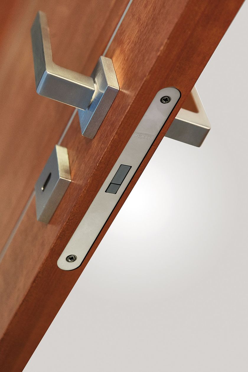 Puerta batiente de madera maciza DE SIMONE Colección Massello ...