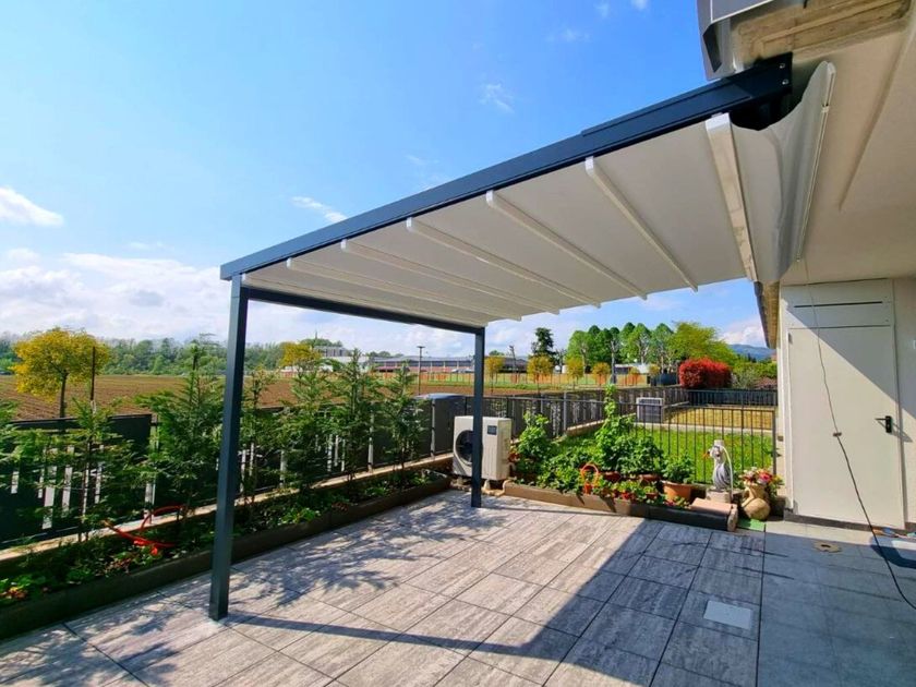 DILETTA Pérgola adosada de aluminio y PVC con tela enrollable By Belle ...