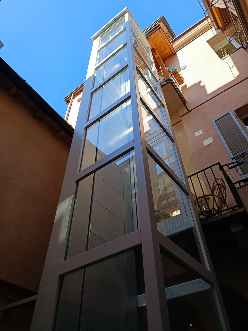 DOMOFLEX 2 OUTDOOR Electric outdoor house lift By AREALIFT