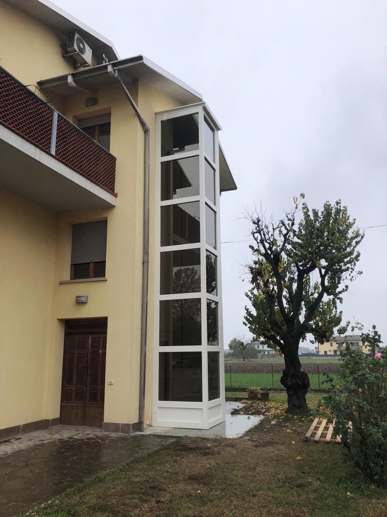 DOMOFLEX 2 OUTDOOR Electric outdoor house lift By AREALIFT