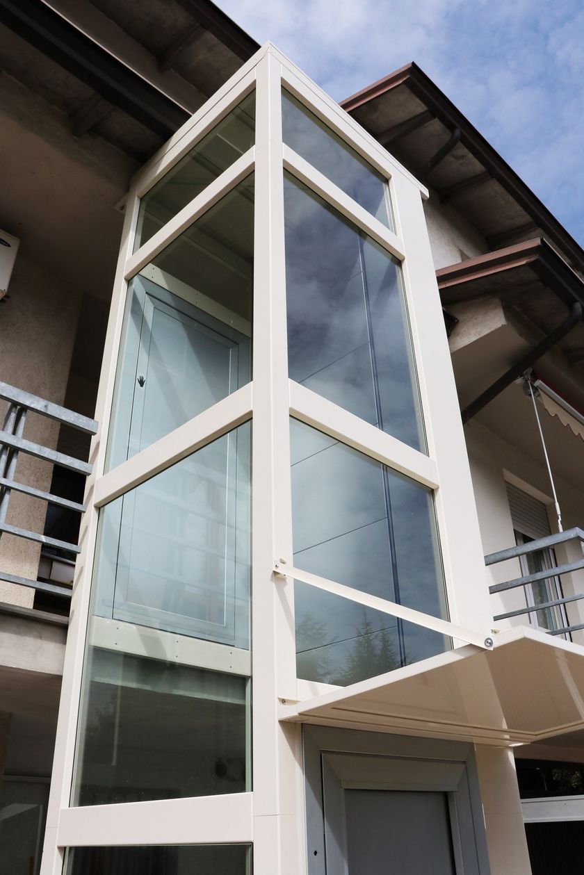 DOMOFLEX 2 OUTDOOR Electric outdoor house lift By AREALIFT