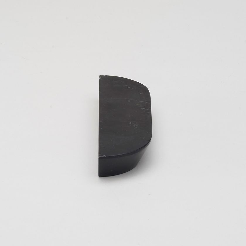 DOT | Maniglia per mobili in marmo Nero Marquina By Lo & Co Interiors
