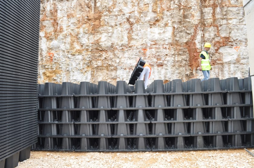 Elemento e canale di drenaggio DRAINPANEL - Geoplast