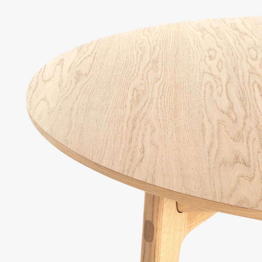 DULWICH Extending round oak table By Case | design Matthew Hilton