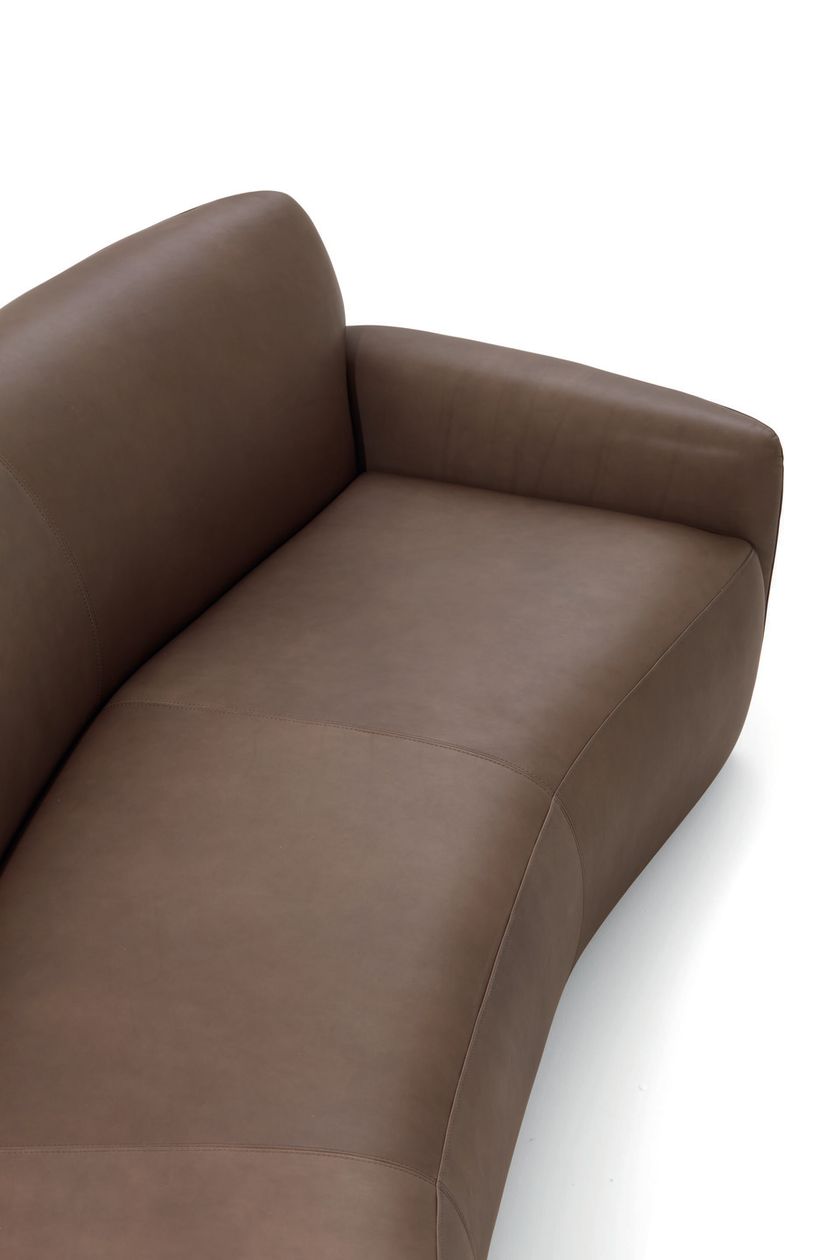 AMI Curved leather sofa By De Padova | design Yabu Pushelberg