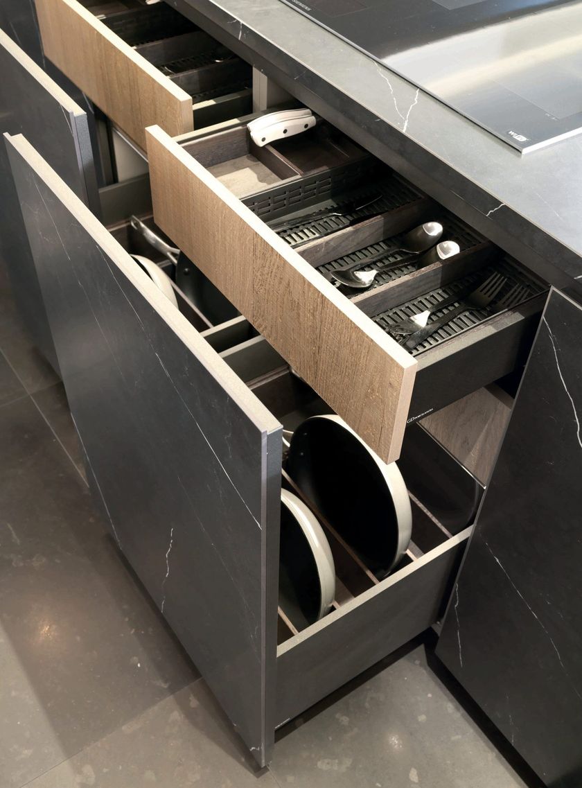 Lacquered kitchen with peninsula E9.30 / E7.30 / E5.30 Emotions ...