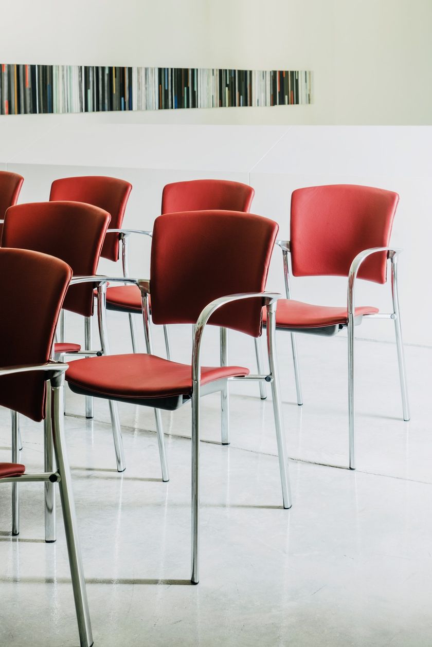 EINA | Chaise avec accoudoirs By ENEA design Josep Lluscà