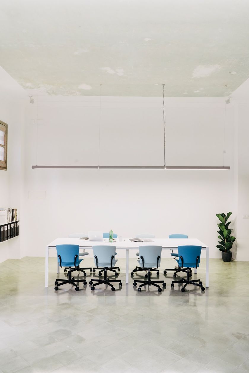 EINA Swivel office chair with 5-Spoke base By ENEA | design Josep Lluscà