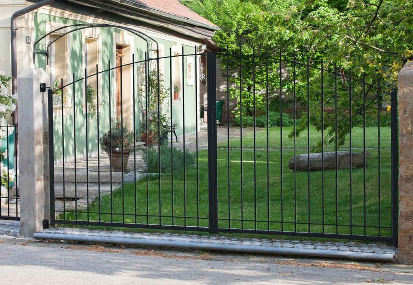 PADUA Swing wrought iron gate By ELEO