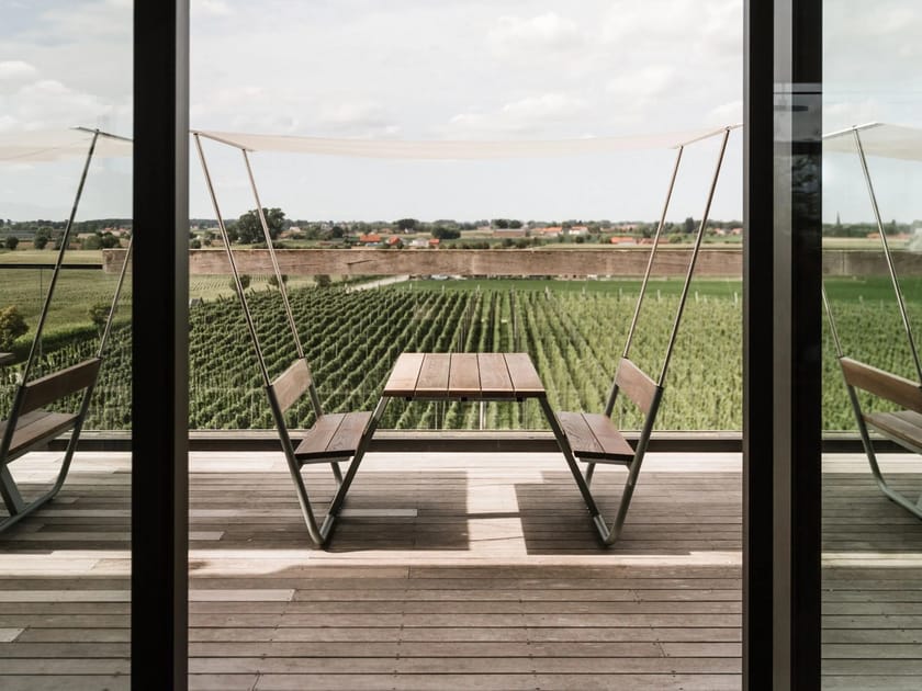 MANILLE Table for public areas By Extremis