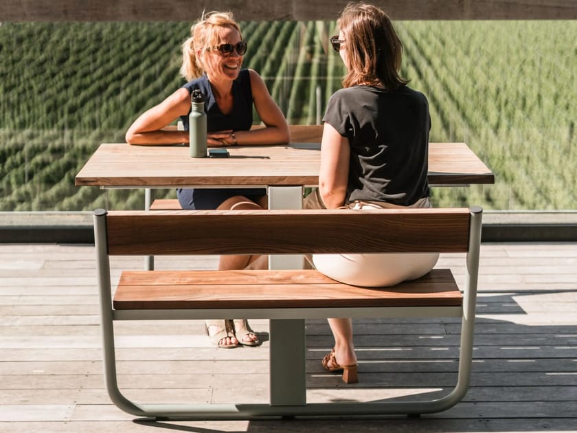 MANILLE Table for public areas By Extremis