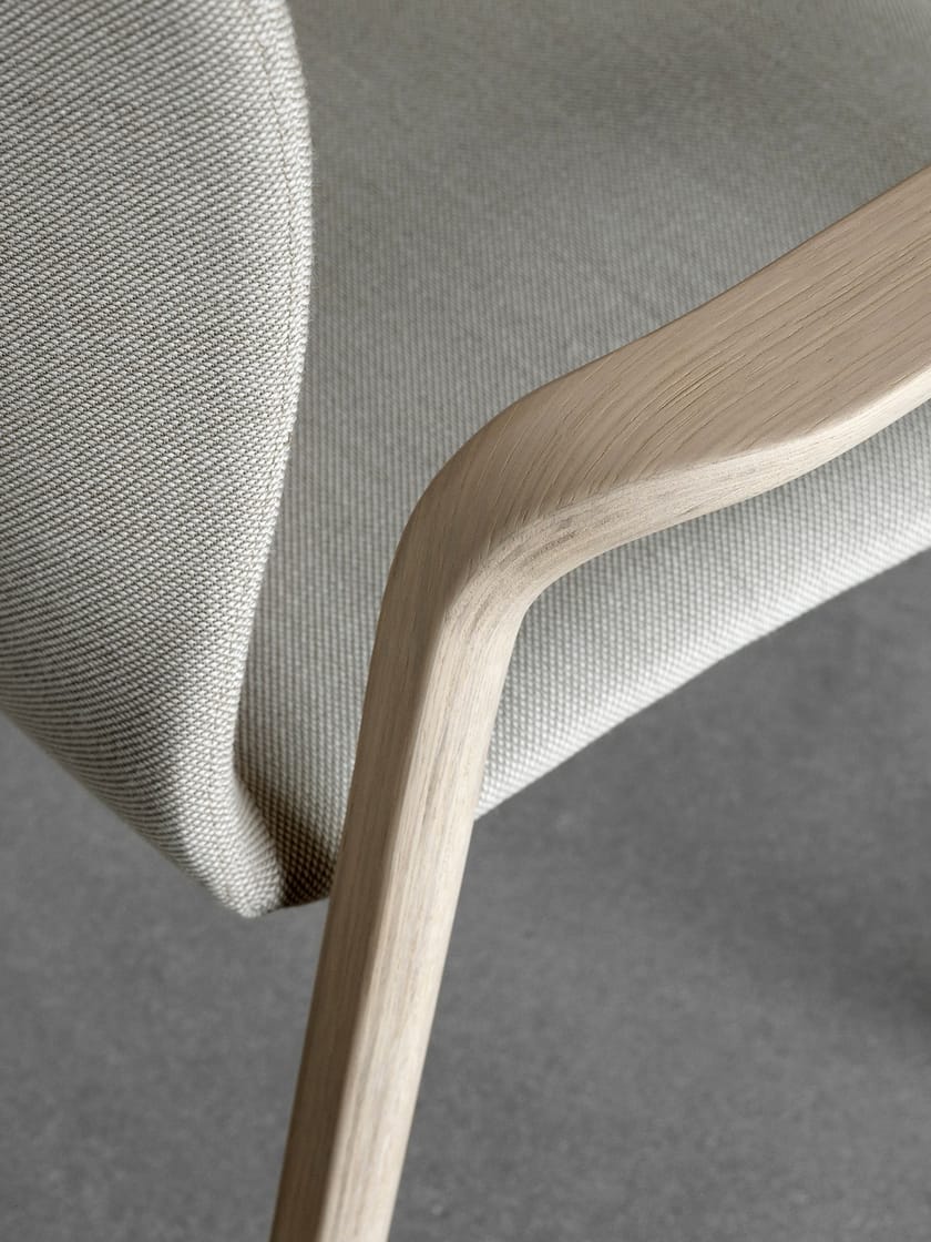 FEEL Stackable chair with armrests By Brunner | design AART Designers