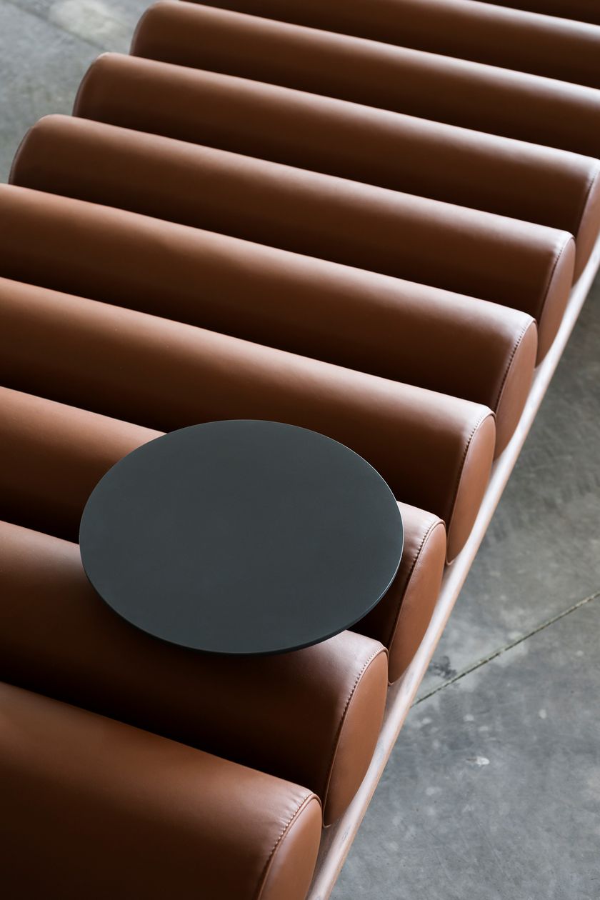 FIVE TO NINE Leather day bed By Tacchini | design Studiopepe