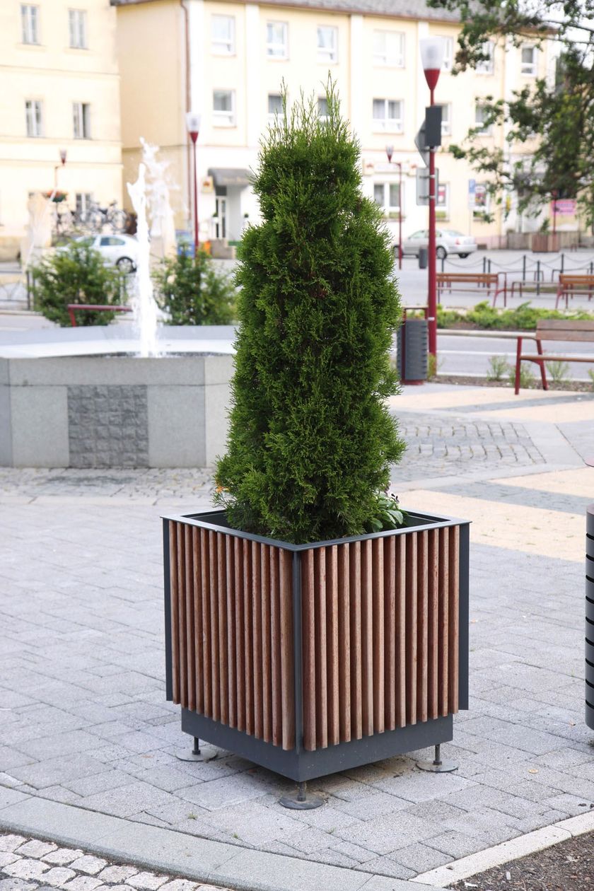 Steel Flower pot FLORIUM By mmcité1 design David Karásek, Radek Hegmon