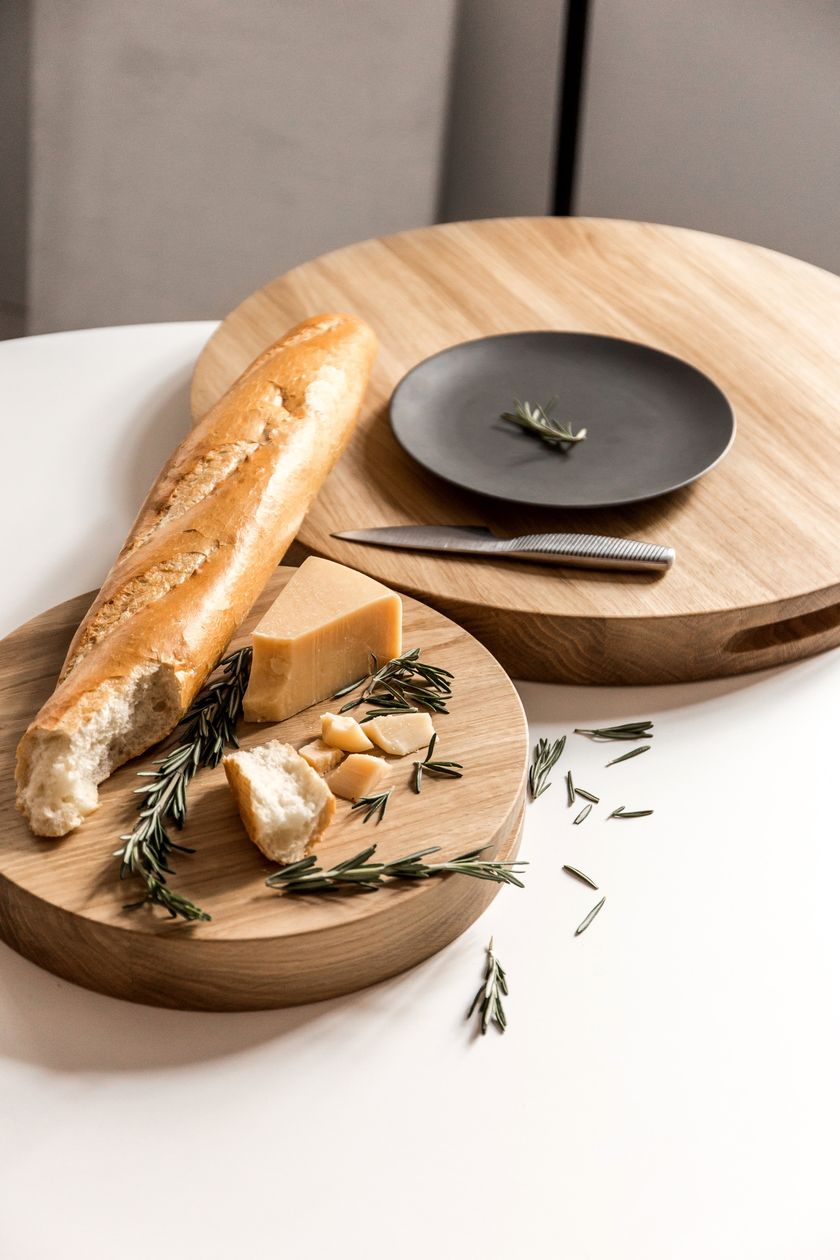 FULL MOON Round oak chopping board By Viruna | design Arūnas Paulauskas