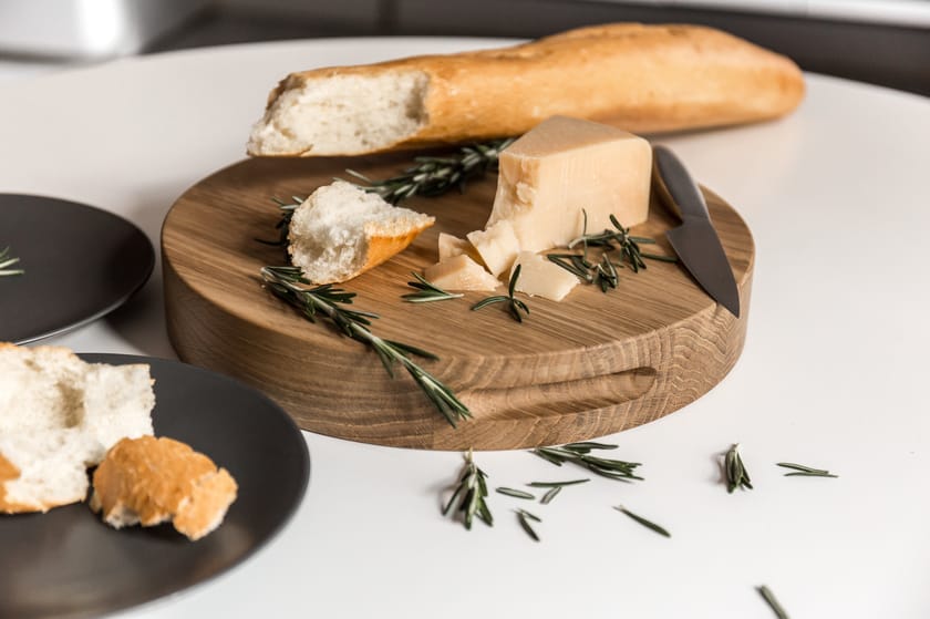 FULL MOON Round oak chopping board By Viruna | design Arūnas Paulauskas