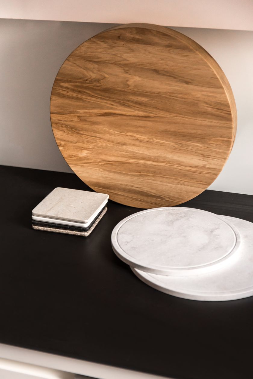 FULL MOON Round oak chopping board By Viruna | design Arūnas Paulauskas