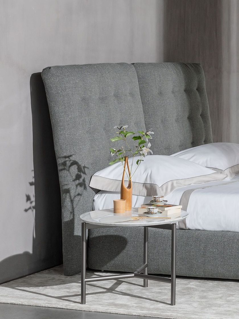 ANGLE Double bed with high headboard By Flou