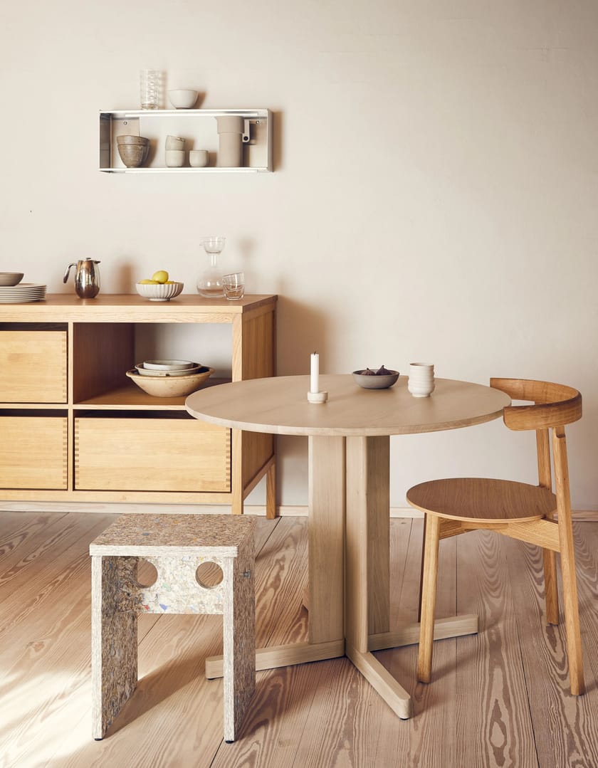 TREFOIL Round oak table with 4-star base By Form & Refine