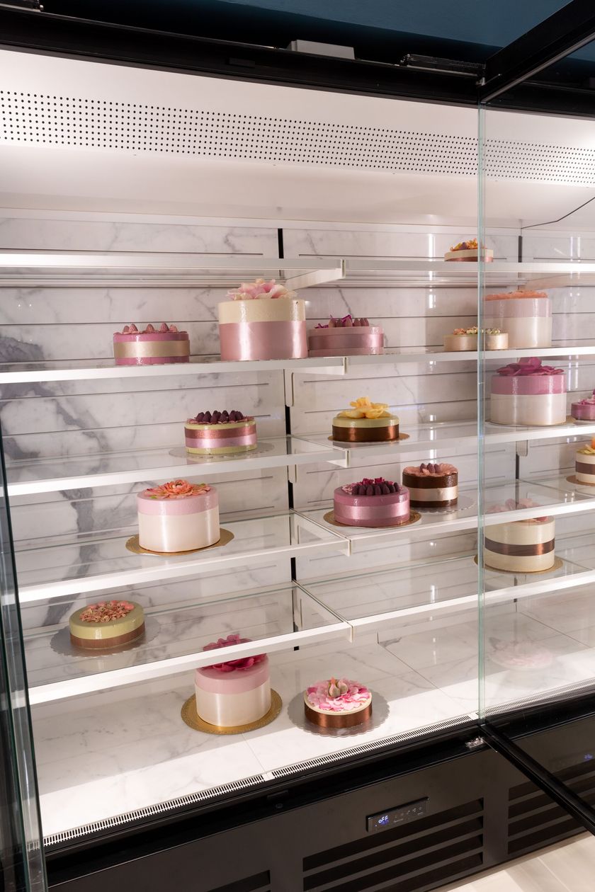 TOTEM PASTRY Refrigerated display cabinet By Frigomeccanica