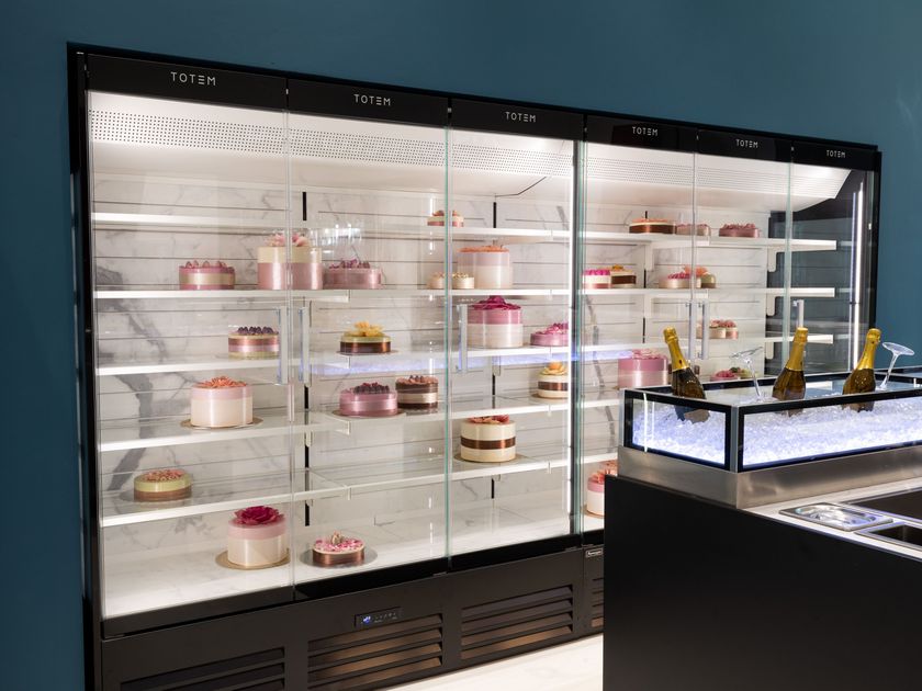 TOTEM PASTRY Refrigerated display cabinet By Frigomeccanica