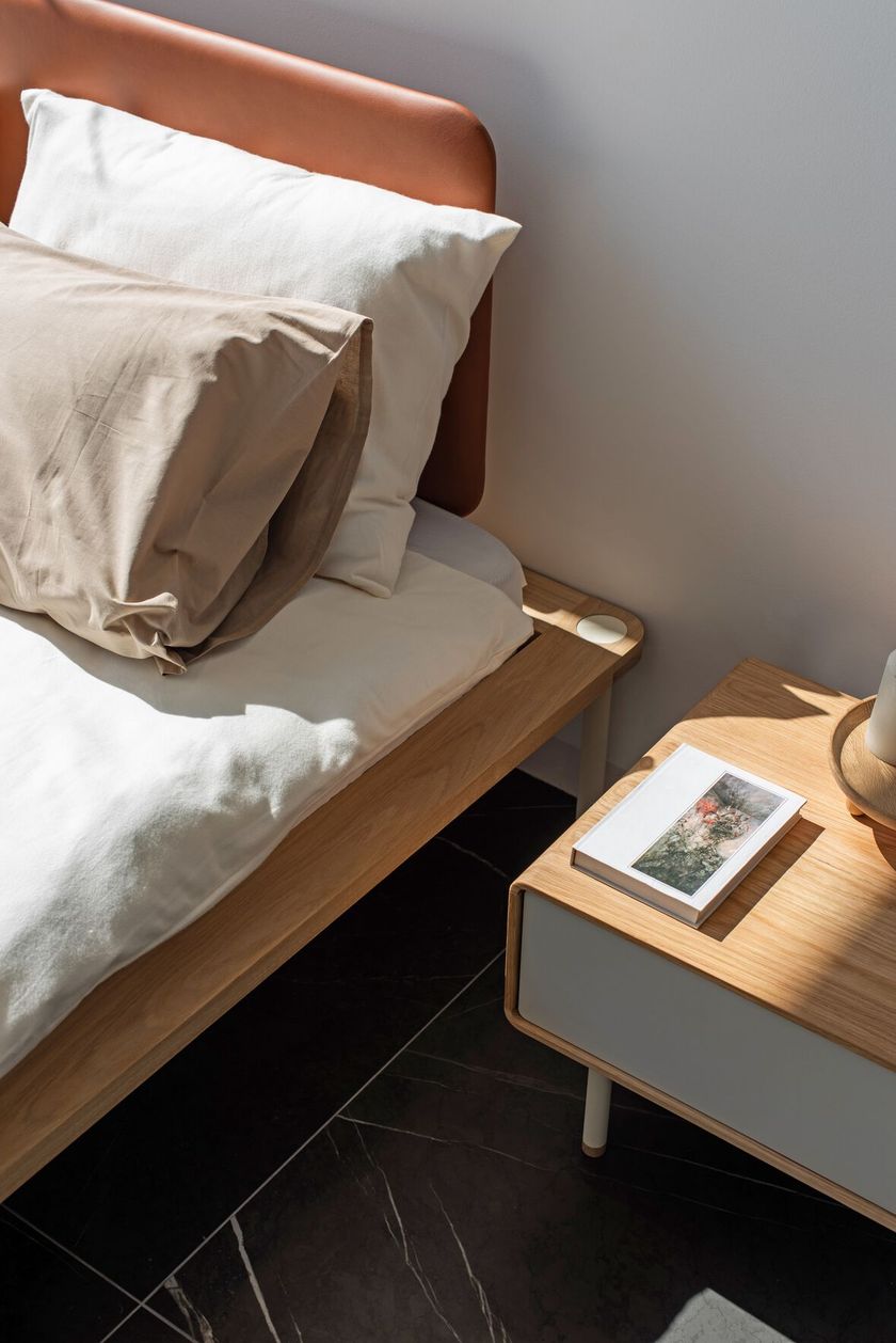 FINA Mesa-de-cabeceira retangular de carvalho com gavetas By GAZZDA ...