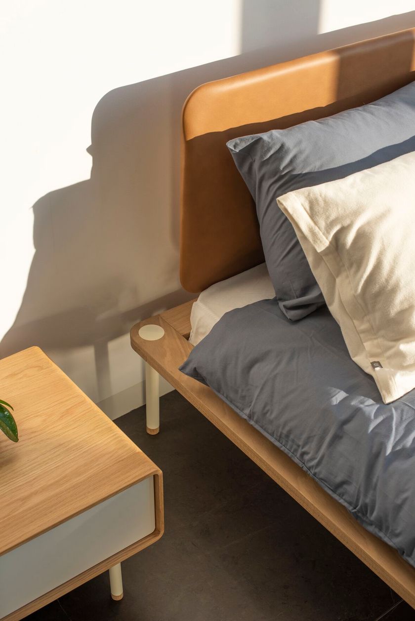 FINA Mesa-de-cabeceira retangular de carvalho com gavetas By GAZZDA ...