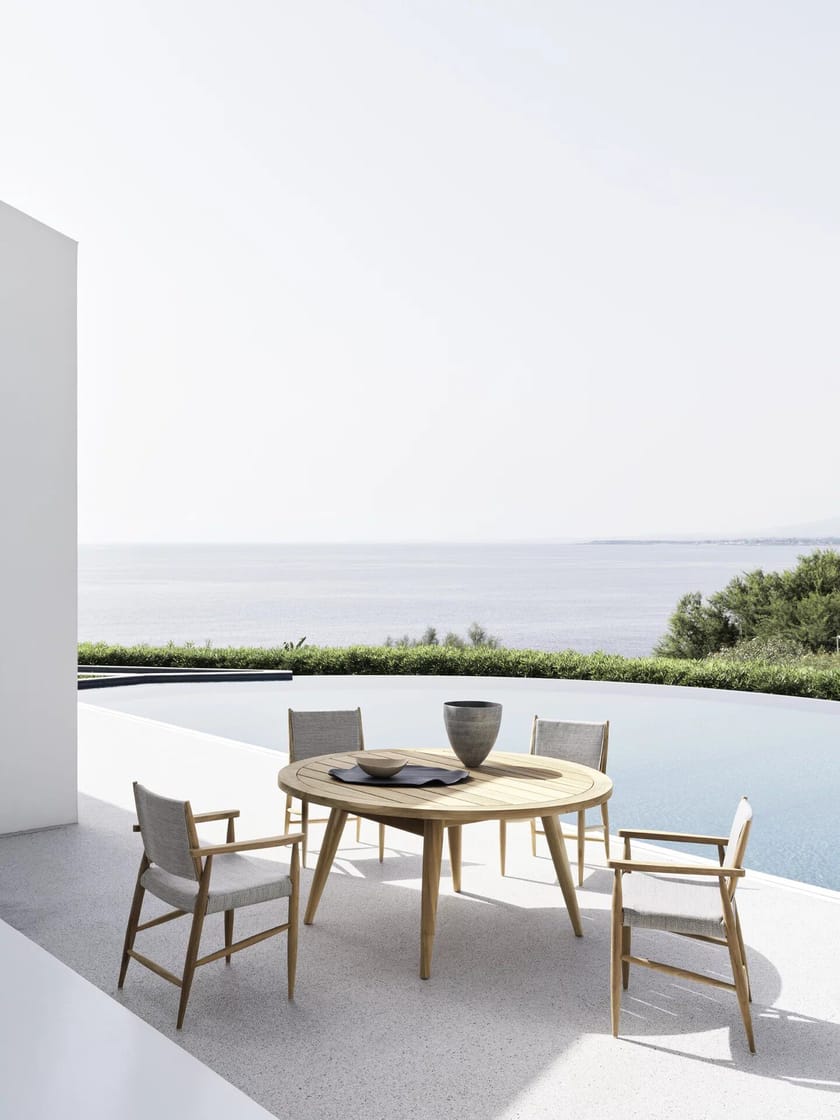 EIDOS 136 Round table in teak with slats top By Gervasoni