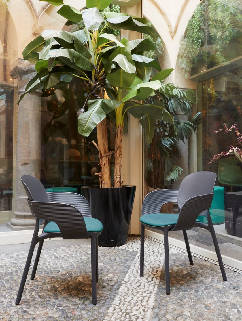 HUG Sedia in polipropilene con braccioli e con cuscino integrato By ...