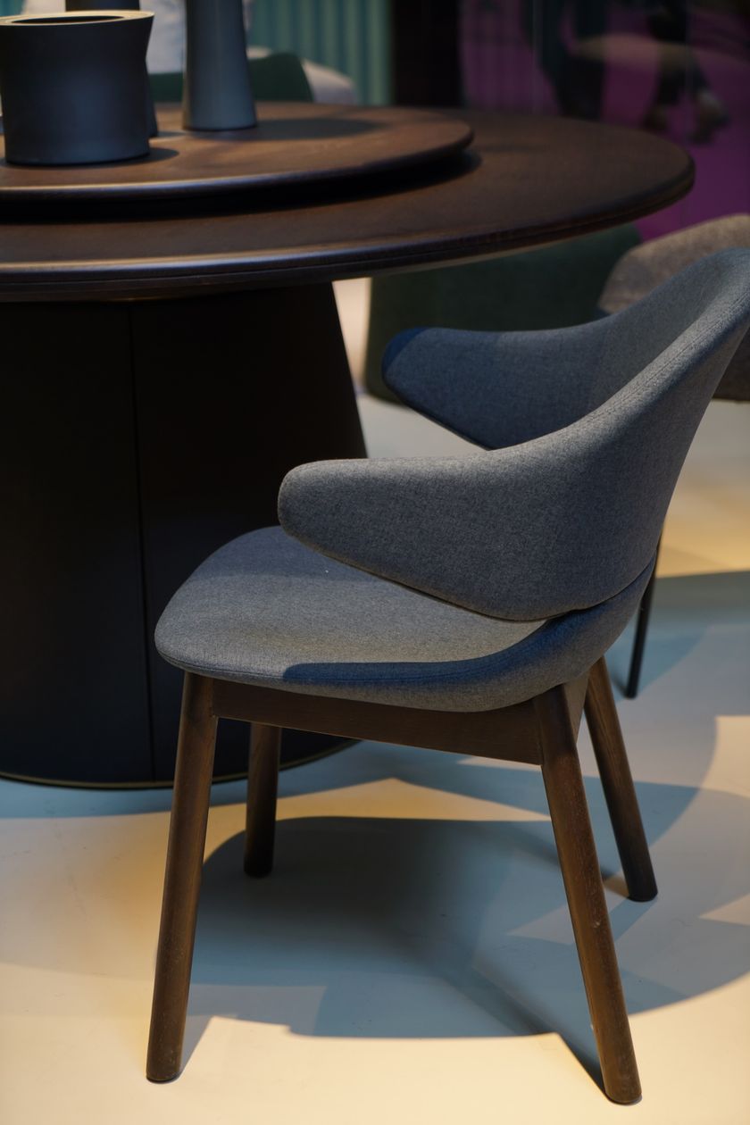 HUG Leather chair with armrests and beech legs By grado design | design ...