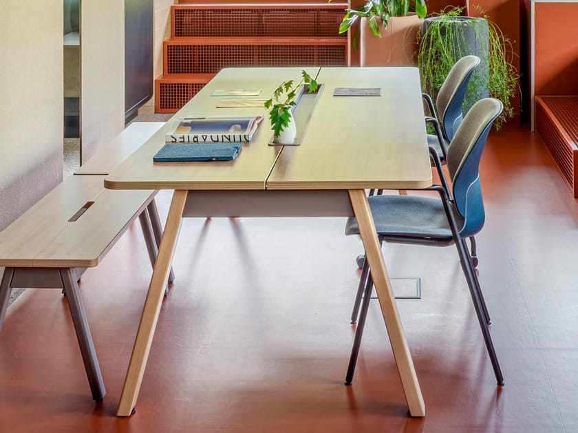 INTUITY PARK BENCH Mesa de reunión modular de melamina con pasacables ...