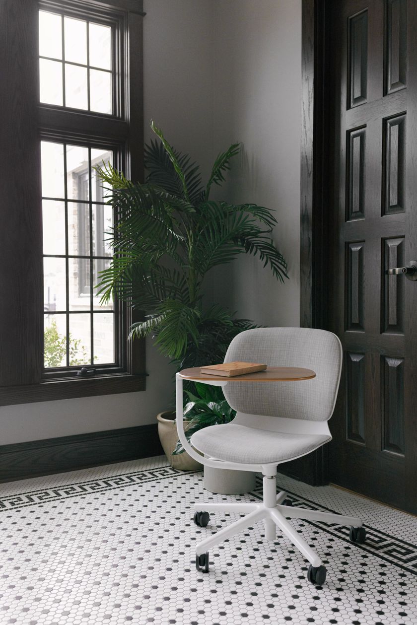 MAARI Silla de conferencia giratoria de material reciclado con pala de ...