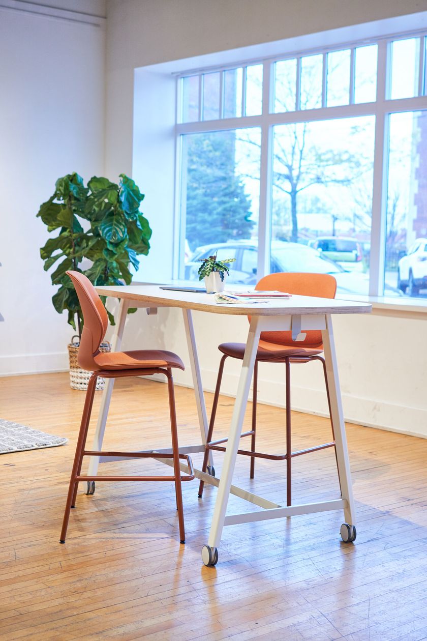 POPUP Mesa de reunión alta de melamina con ruedas By Haworth