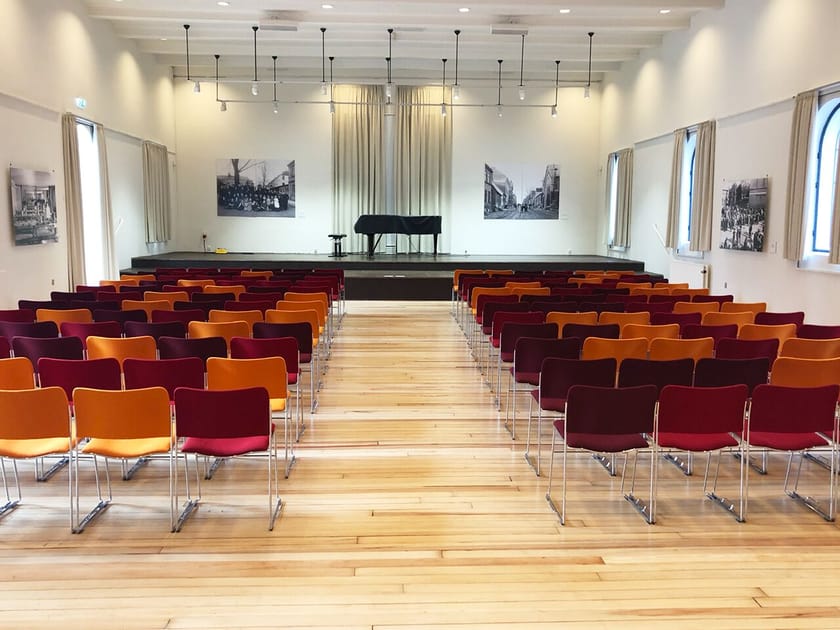 40/4 Stackable sled base chair By Howe | design David Rowland