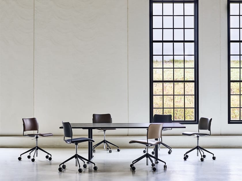 40/4 Swivel office chair with armrests By Howe | design David Rowland