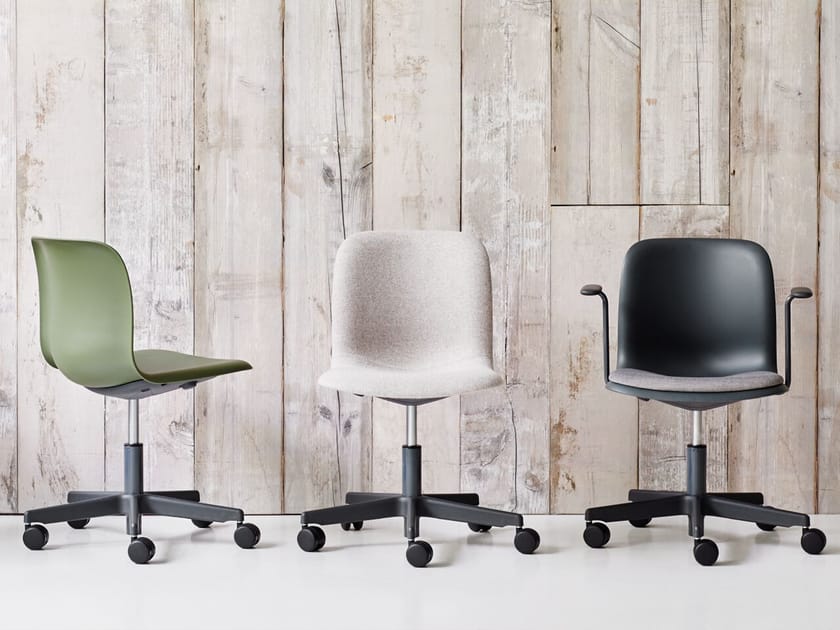 SIXE LEARN Training chair with 5-spoke base with armrests By Howe ...