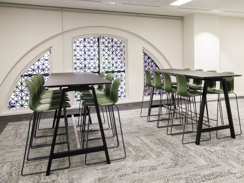 SIXE Sgabello alto in plastica con schienale By Howe | design PearsonLloyd