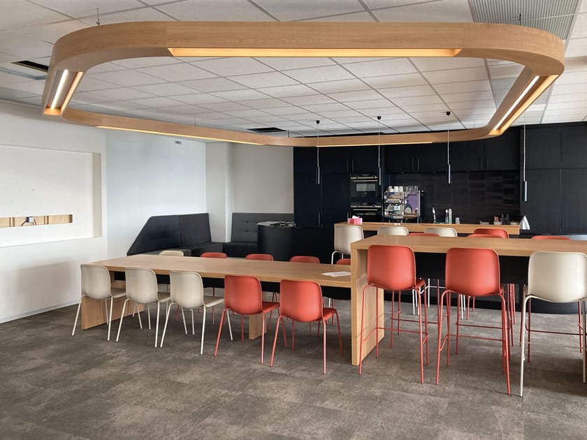 SIXE High stool with integrated cushion with back By Howe | design ...