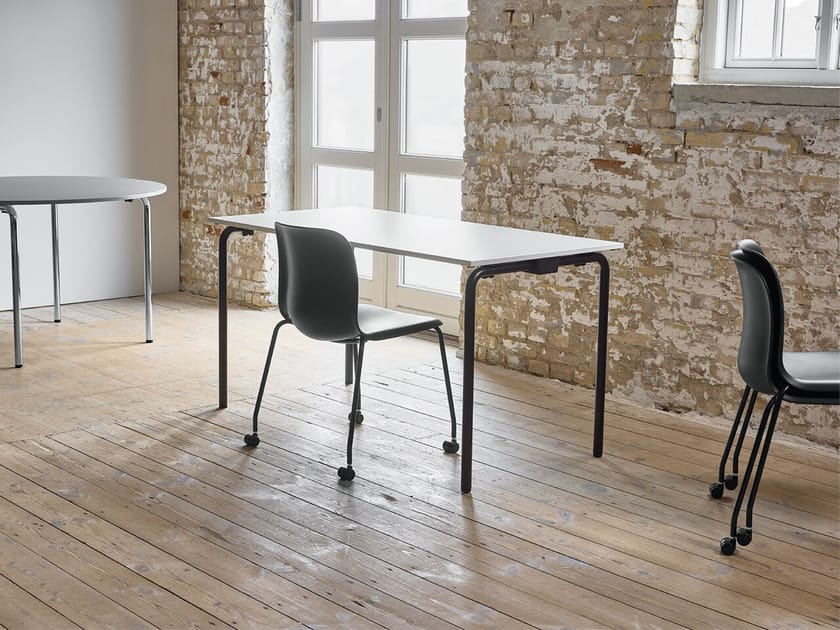 SIXE Silla apilable de polipropileno con ruedas By Howe | design ...