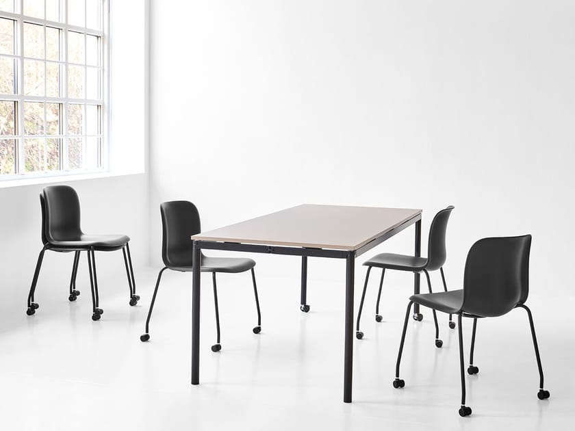 SIXE Silla apilable de polipropileno con ruedas By Howe | design ...