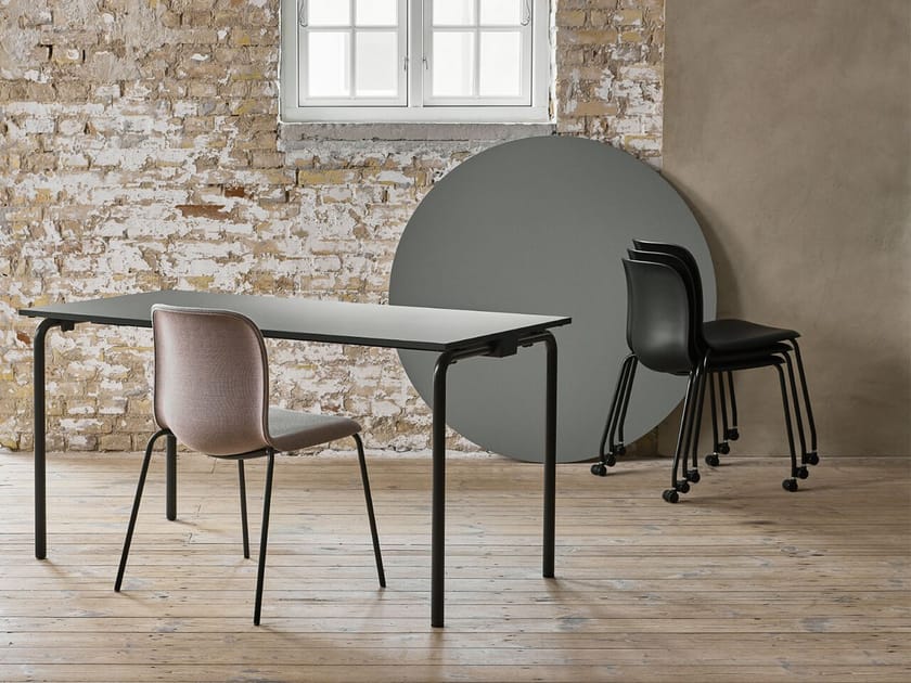 USU Folding round table By Howe