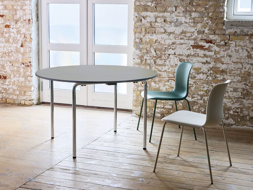 USU Folding round table By Howe