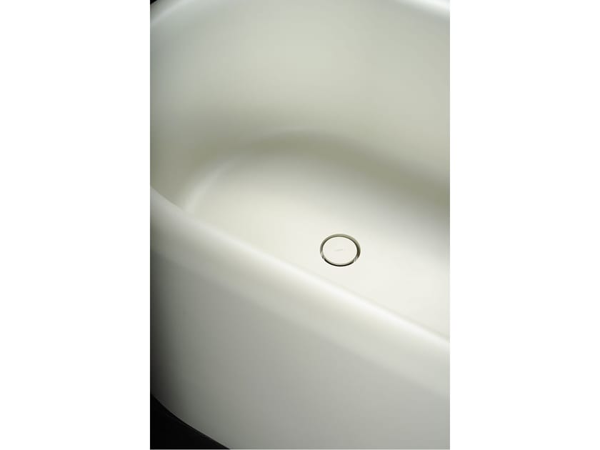 EASE Freestanding oval bathtub By Inbani | design NOTE Design Studio