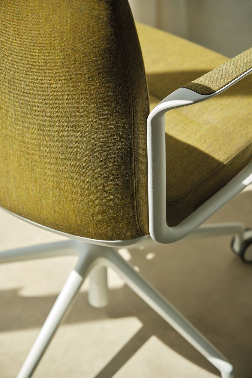 ZENPRO Trestle-based swivel leather office chair with armrests By INCLASS