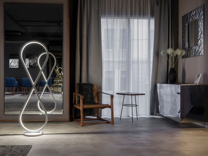 Lampada da terra a LED a luce diretta e indiretta in alluminio INFINITY ...