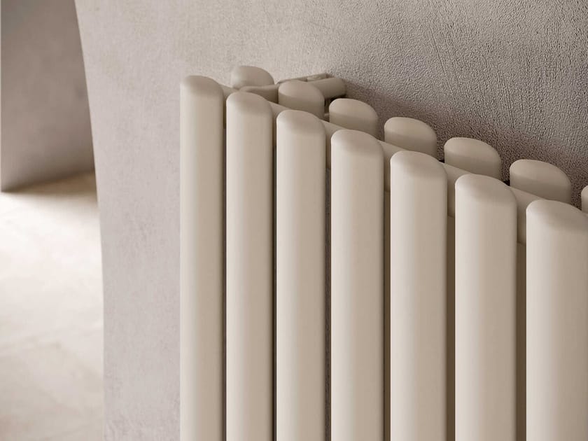 Radiatore d'arredo verticale in acciaio con doppio rango di elementi a ...