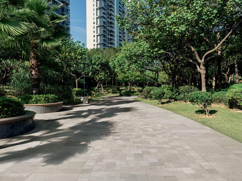 Pavimento per esterni in gres porcellanato TRAIL MIX STONE BIANCO ...