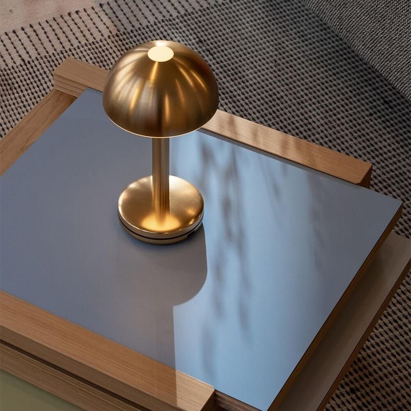 HUMBLE - BUG GOLD Aluminium table lamp with dimmer By In Stock